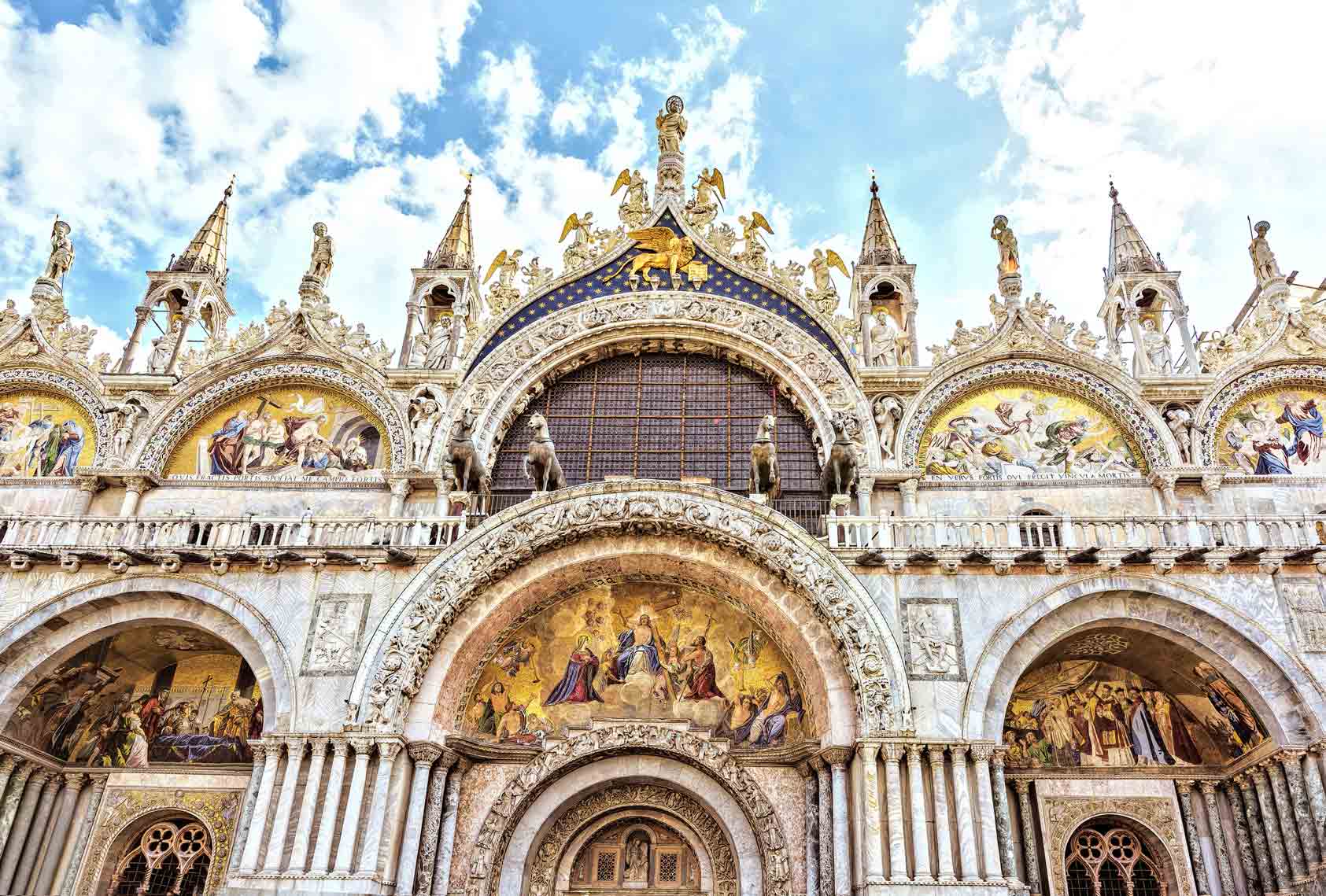 The Greatest Historical Buildings in the World - The Middle Land